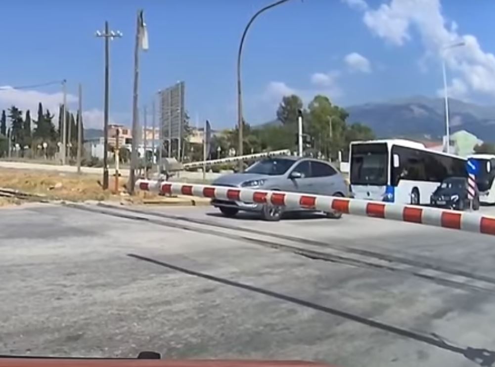 Πάτρα: ΙΧ με μικρό παιδί πέρασε κάτω από τις μπάρες του τρένου ...