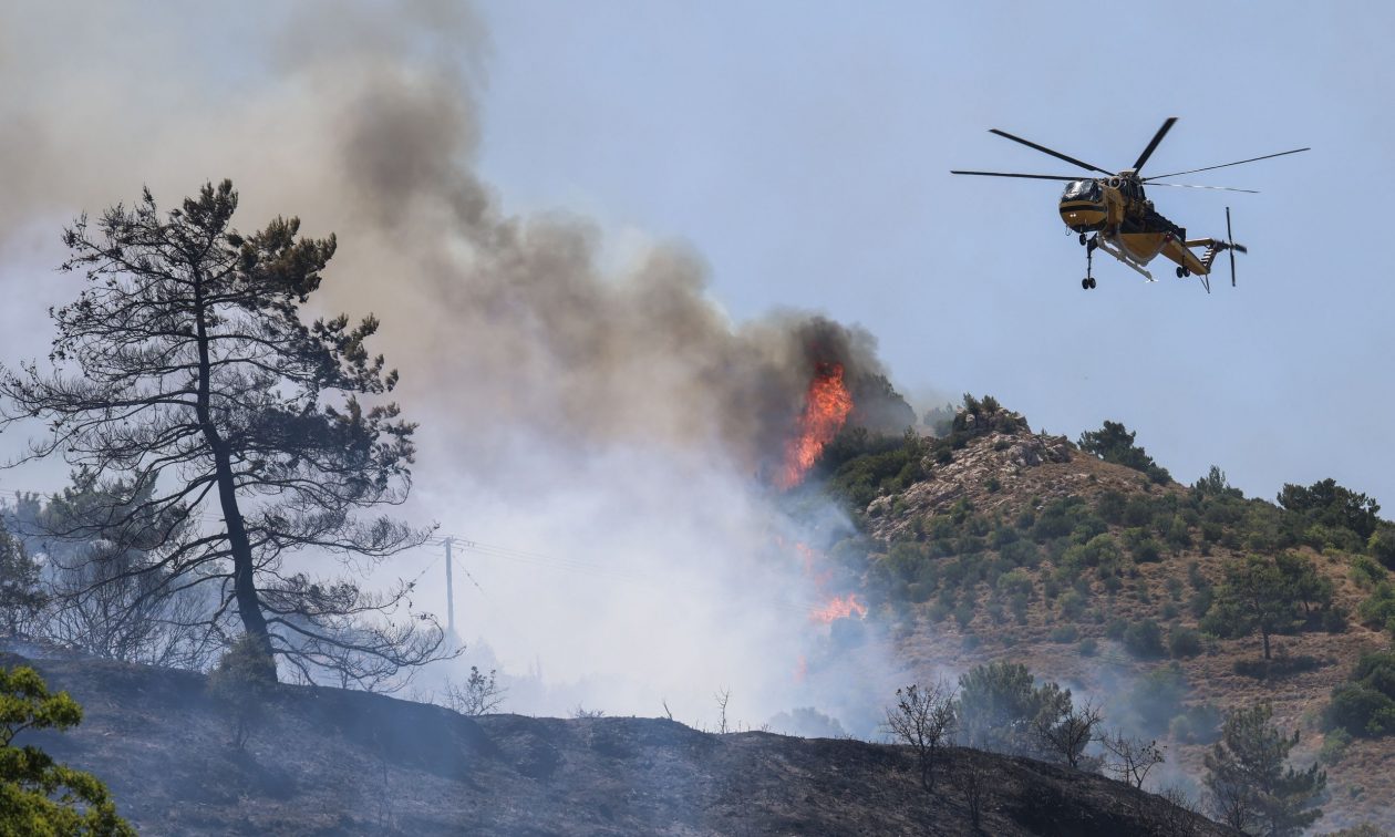 Φωτιά στη Χίο: «Γίνεται μάχη σπίτι – σπίτι» λέει ο Δήμαρχος ...