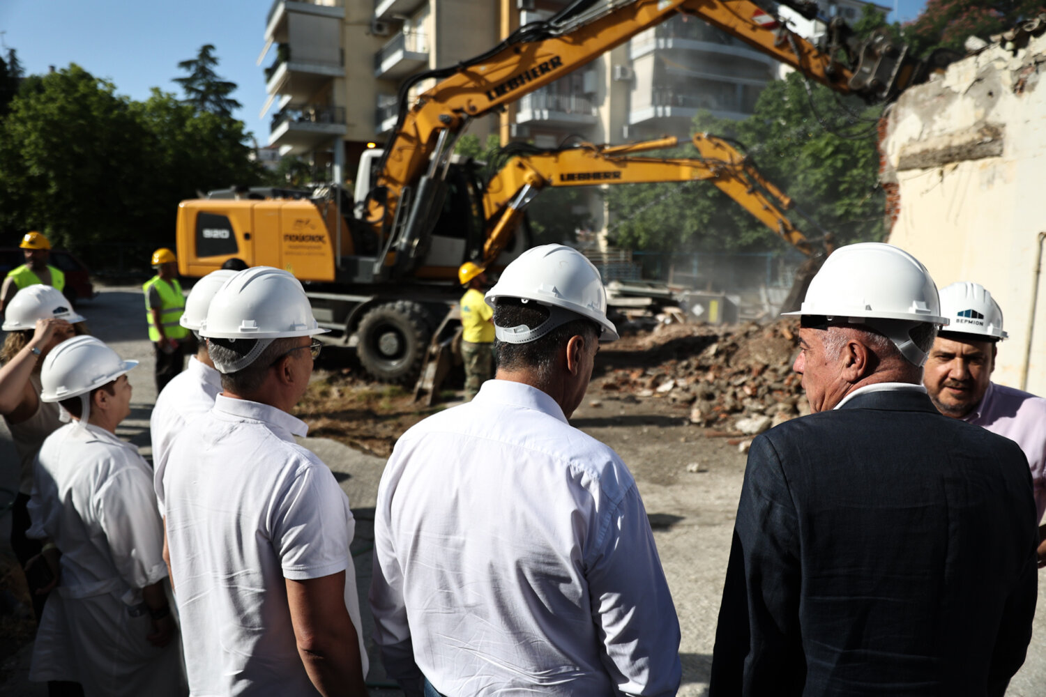 Ιστορική ημέρα για το ΓΝΛ και τη Λάρισα: Γκρεμίζονται κτίρια ώστε να ...