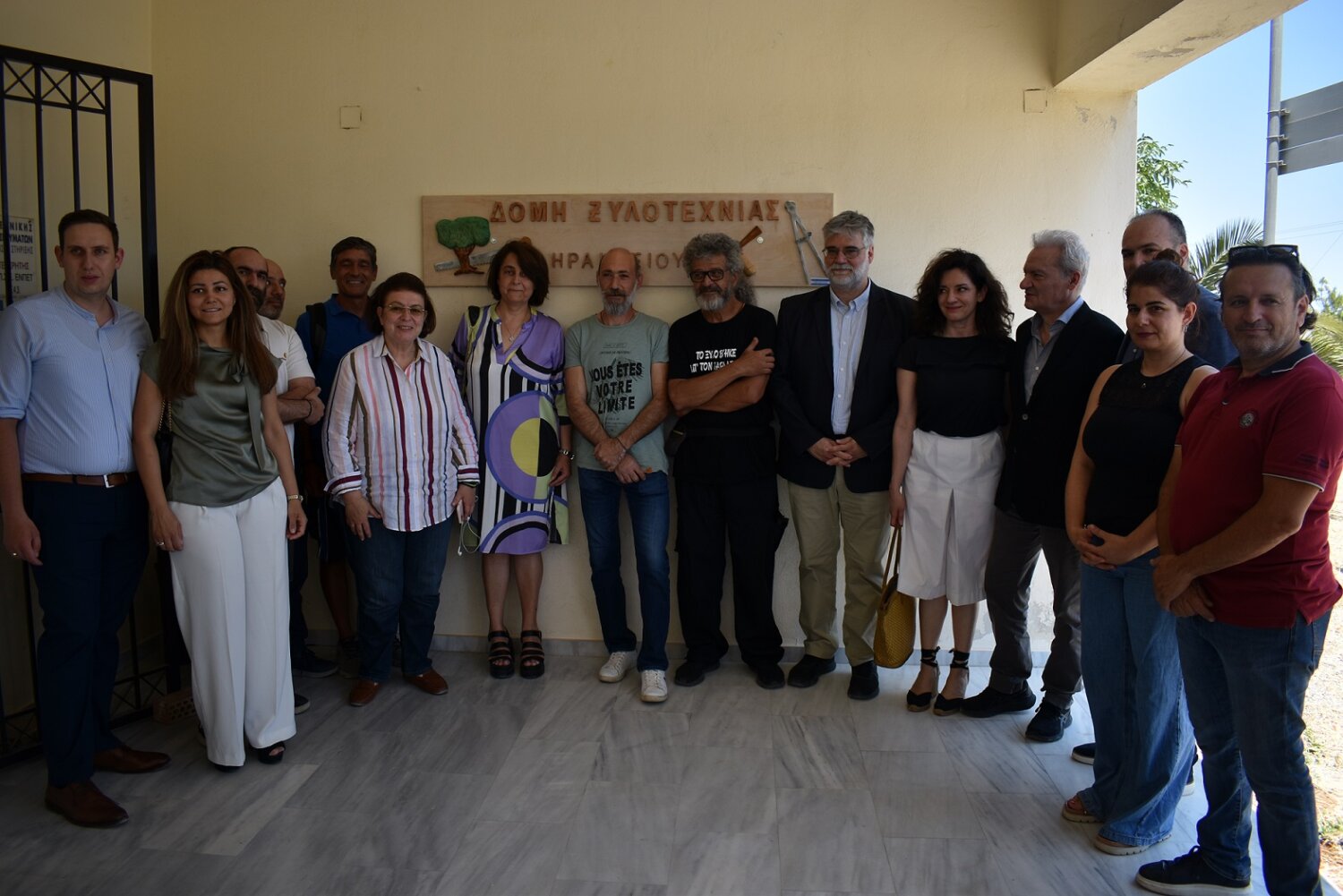 Επίσκεψη της Λίνας Μενδώνη στη Δομή Ξυλοτεχνίας του ΚΕ.ΔΙ.ΒΙ.Μ ...
