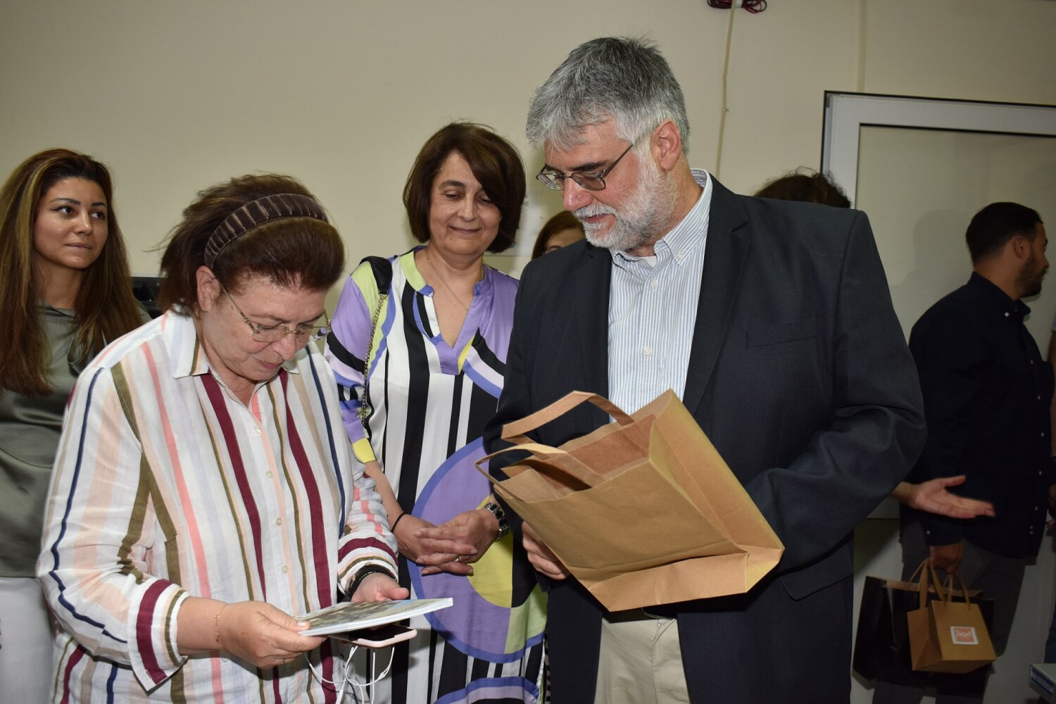 Επίσκεψη της Λίνας Μενδώνη στη Δομή Ξυλοτεχνίας του ΚΕ.ΔΙ.ΒΙ.Μ ...