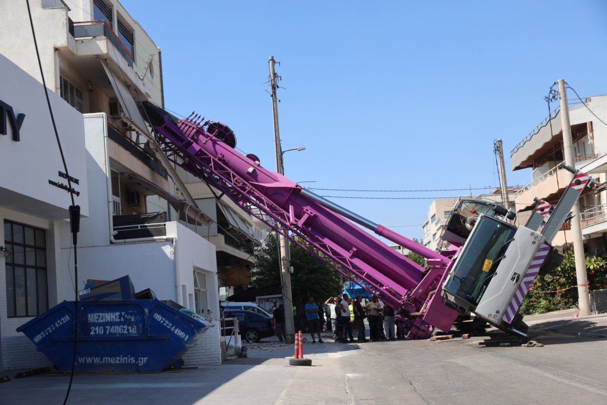 Περιστέρι: Πώς συνέβη το ατύχημα με το γερανοφόρο που τραυματίστηκε ...