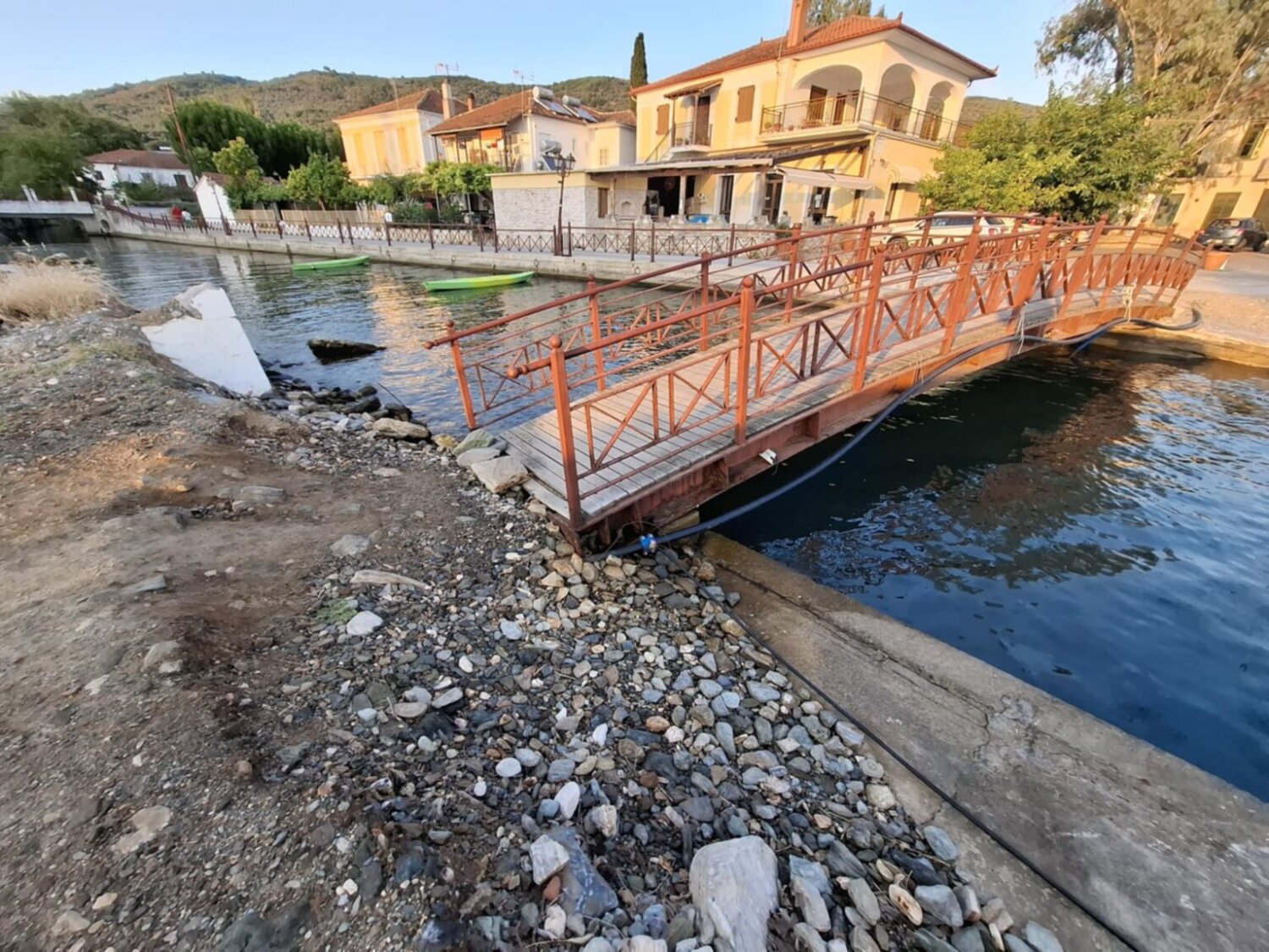 Υπό κατάρρευση το γεφυράκι στο Χόρτο, εδώ και δύο χρόνια (φωτ ...