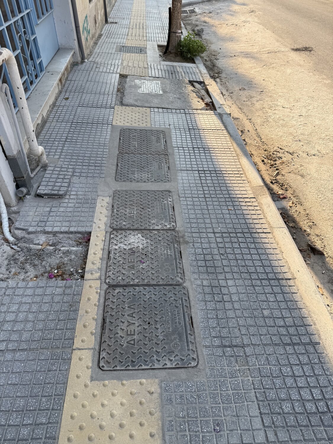 Λαρισαίος μιλά για "έργα ντροπής"... Πεζοδρόμιο με εμφανέστατο εμπόδιο ...