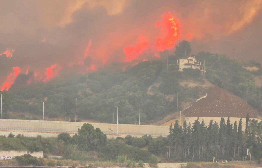 Δύσκολη νύχτα: Εντολή για εκκένωση της Κάτω Αχαΐας - Μεγάλες φωτιές σε ...