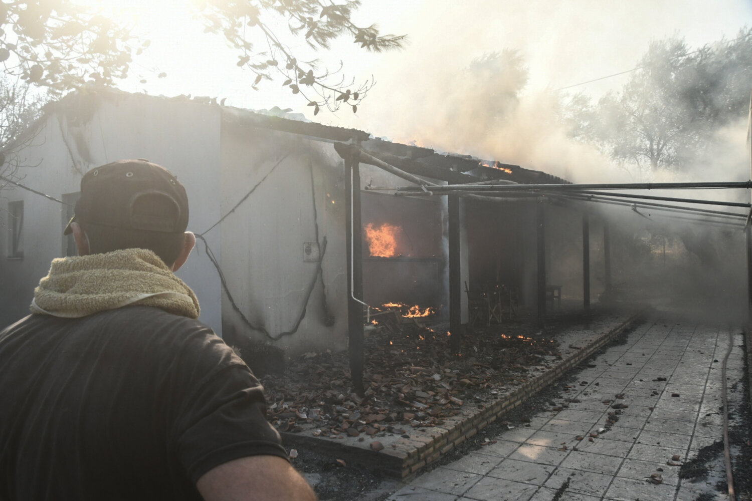Η φωτιά περικυκλώνει την Πάτρα: Δραματικές ώρες, καίγονται σπίτια ...