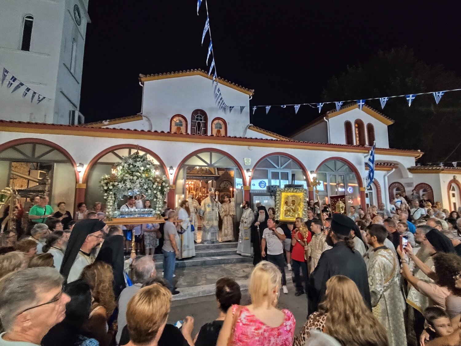 Πάνδημη λιτανεία της Παναγίας Τριχερούσας και του Επιταφίου της ...