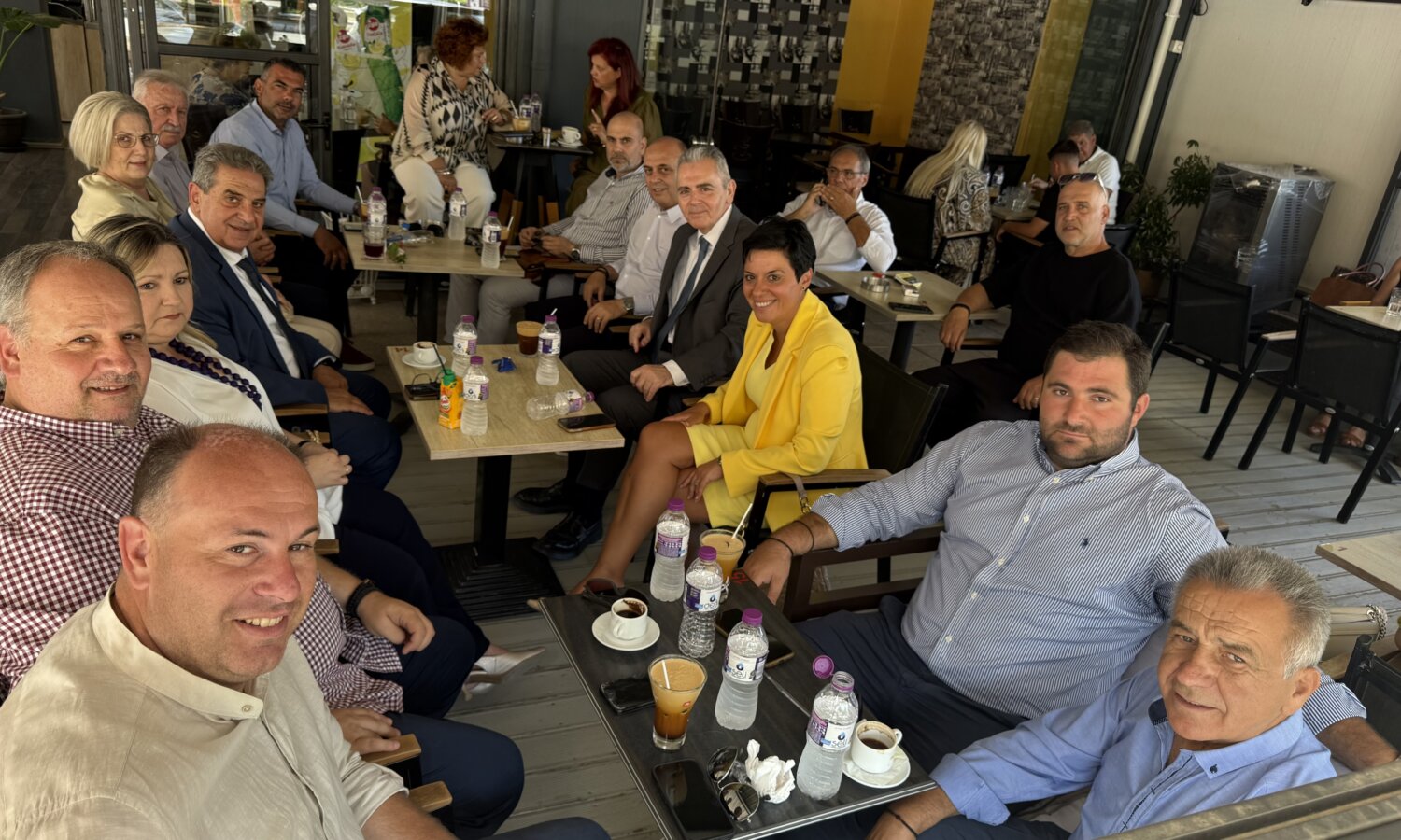 Ανοιχτούς διαύλους με τη βάση της παράταξης… - larissanet.gr