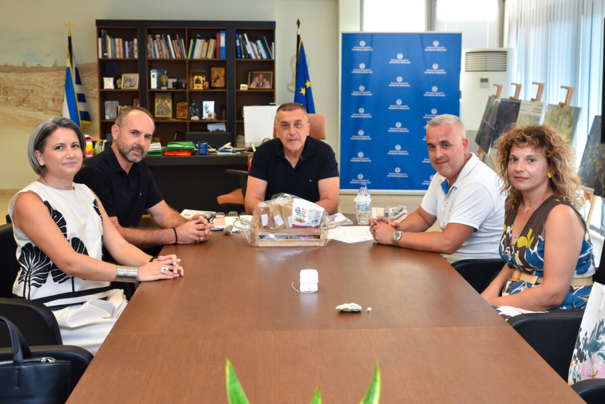 Στον περιφερειάρχη Δημ. Κουρέτα ο Πολιτιστικός Σύλλογος Θεσσαλών ...