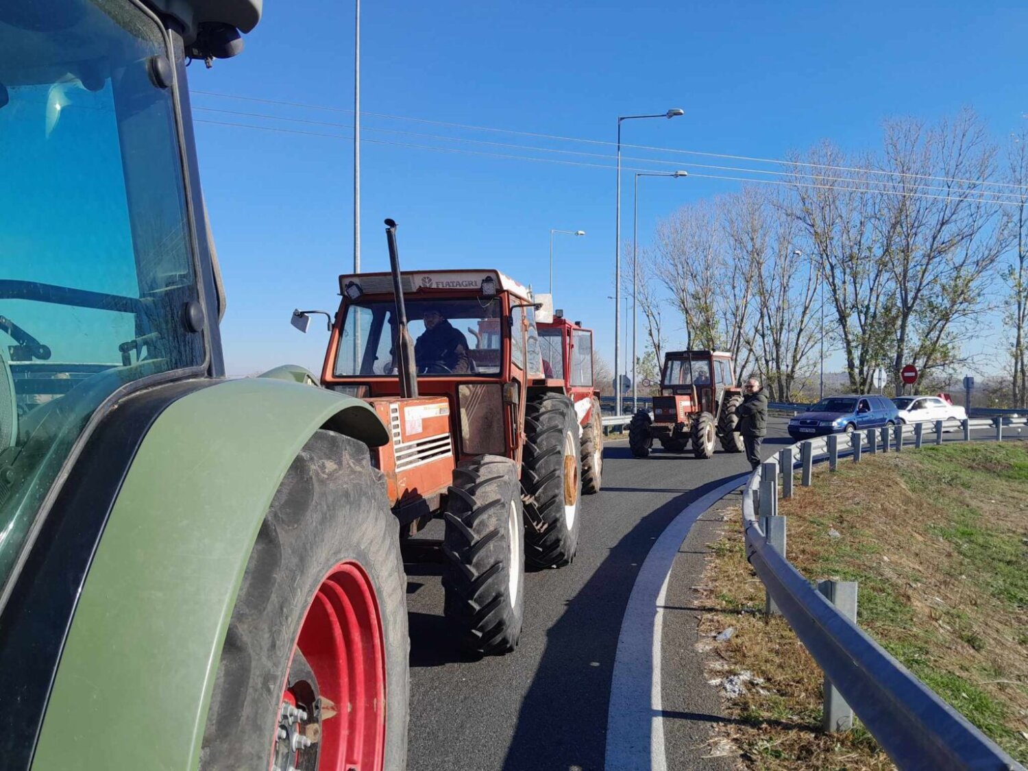 Αποχωρούν οι αγρότες από τον Ε-65 δίνοντας υπόσχεση για "θερμό" χειμώνα ...
