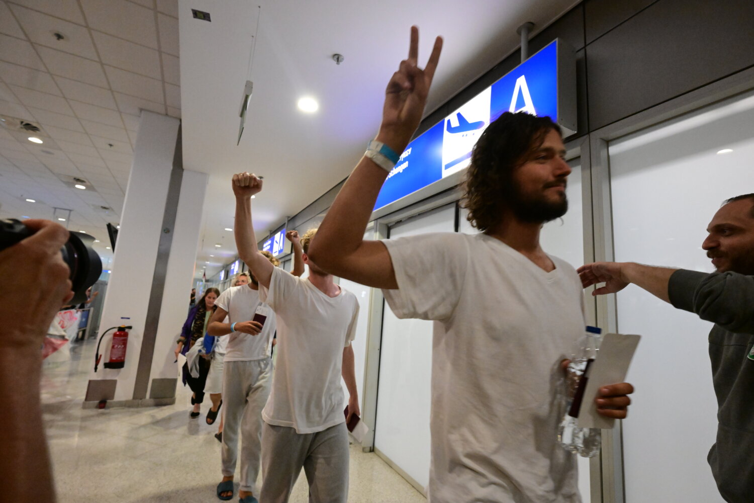 Έφτασαν στο Ελ. Βενιζέλος οι 27 Έλληνες ακτιβιστές του στολίσκου για τη ...
