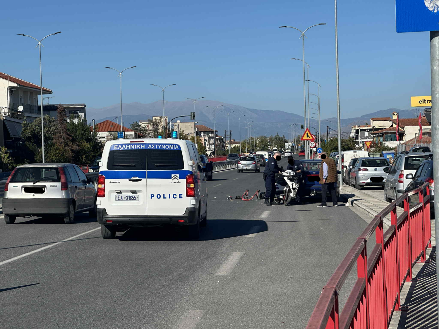 Σύγκρουση αυτοκινήτου με μηχανάκι στη Λάρισα (φωτ.) - larissanet.gr