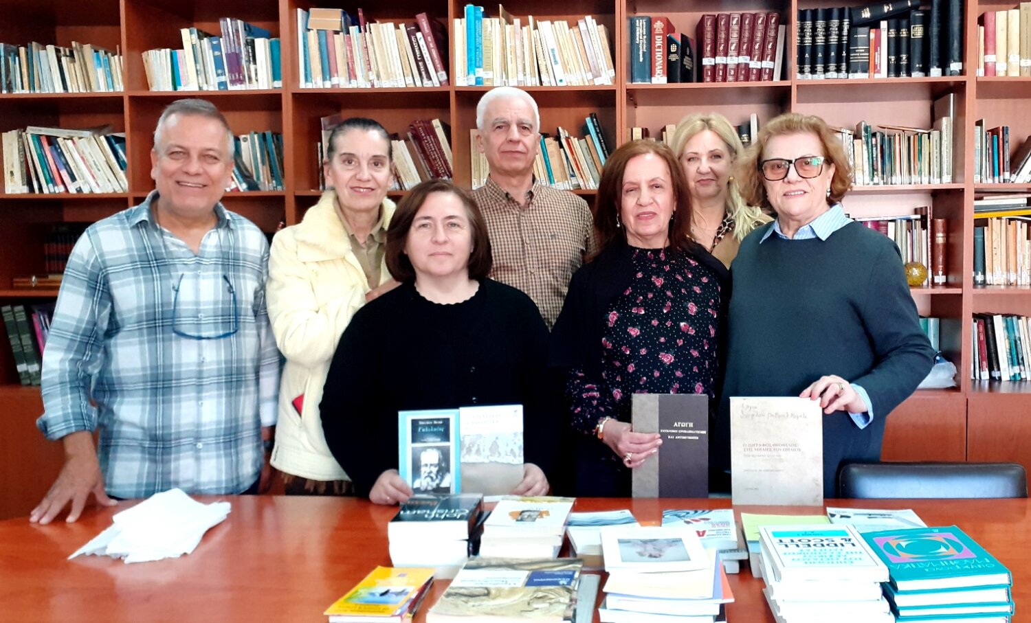 Το ΠΟΚΕΛ πρόσφερε βιβλία στο 2ο Γενικό Λύκειο Λάρισας – «Ιπποκράτης ...