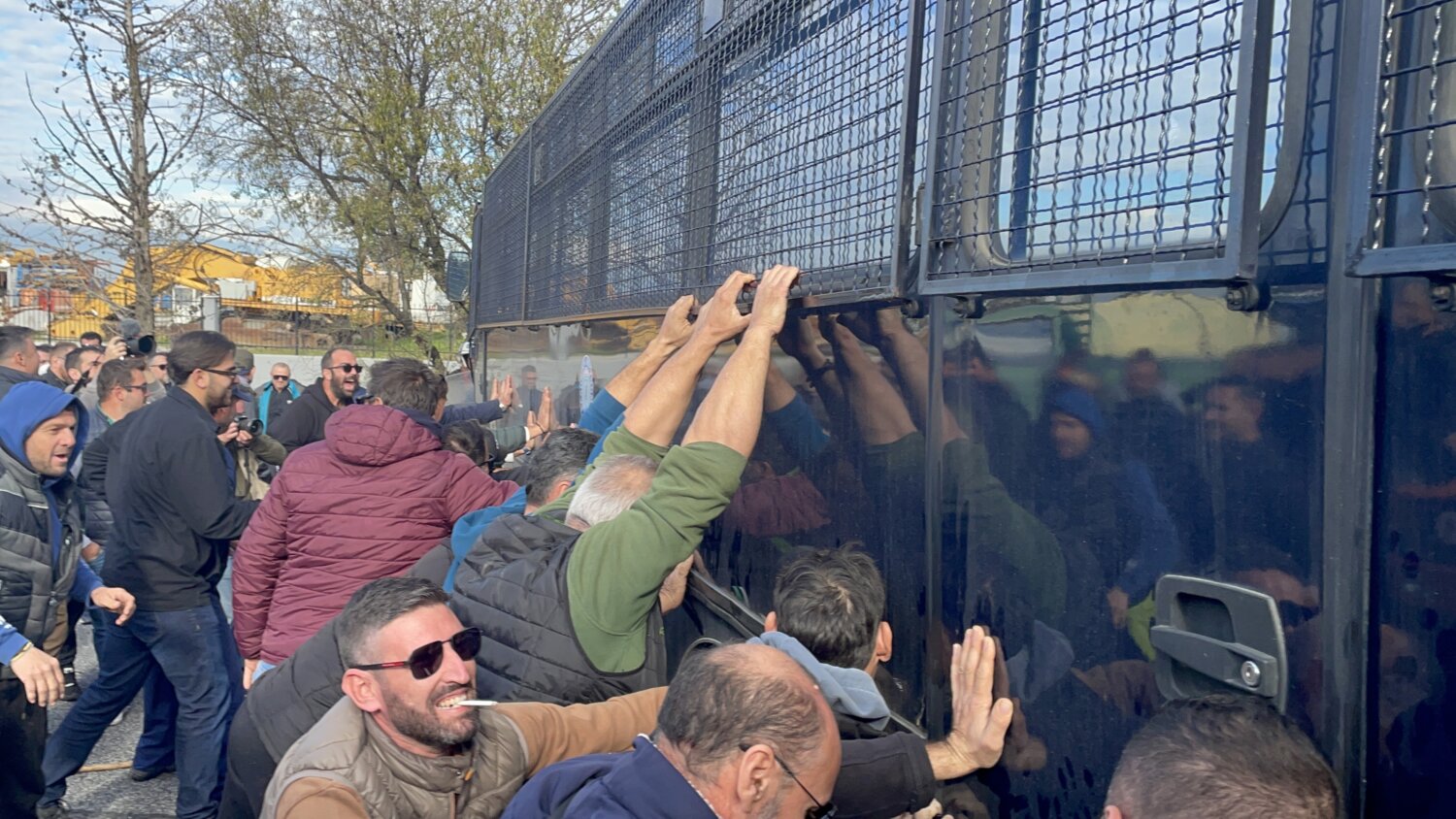 Αγροτικά μπλόκα: Μεγάλη ένταση στον κόμβο της Νίκαιας - Χρήση χημικών ...