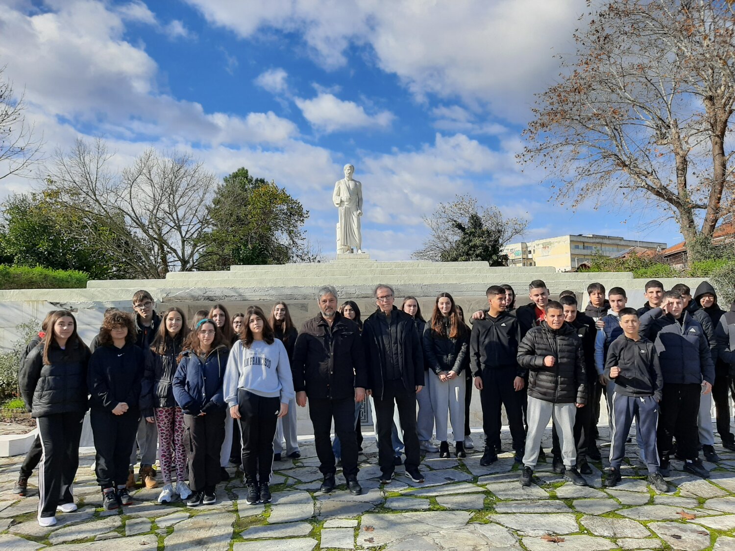 Επίσκεψη των μαθητών της Γ΄ τάξης του 9ου Γυμνασίου Λάρισας στο Μνημείο ...