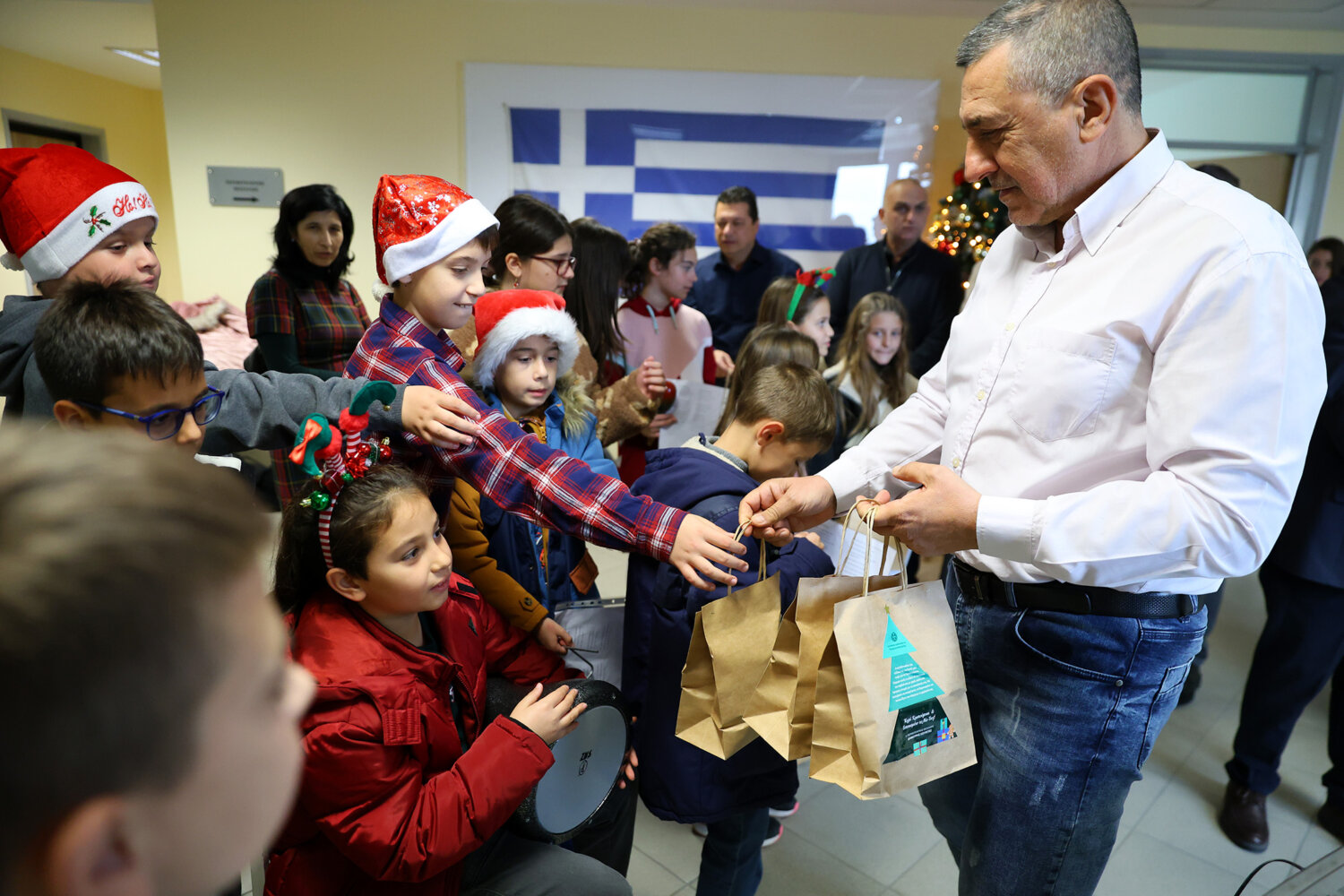 Ο Δημήτρης Κουρέτας άκουσε κάλαντα από μαθητές και τα μέλη της Χορωδίας ...