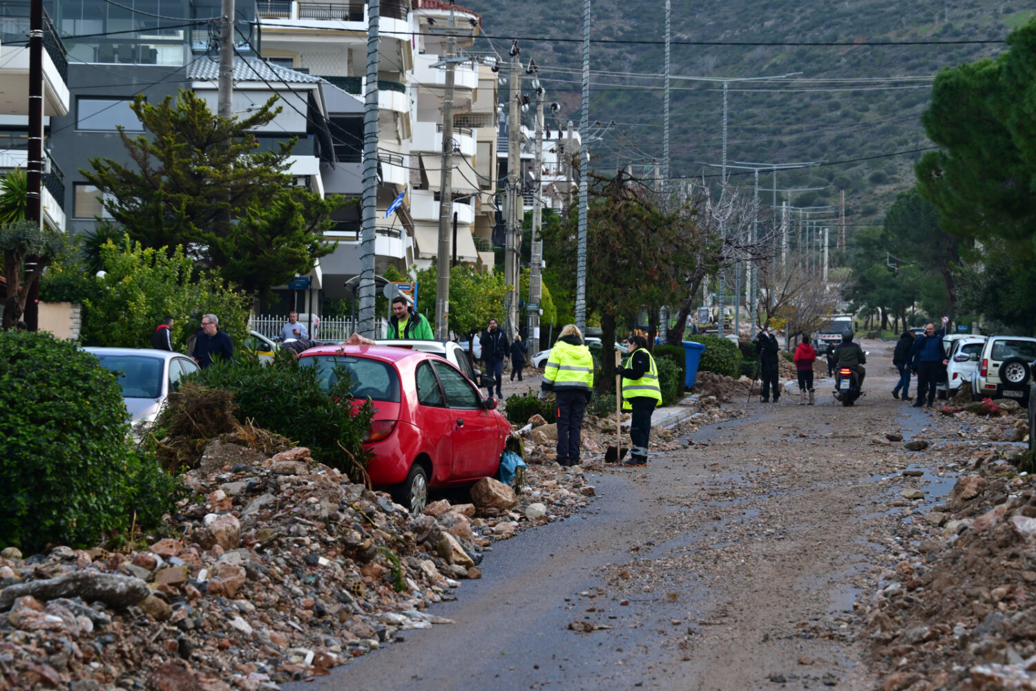 Η επόμενη ημέρα στην Άνω Γλυφάδα μετά το φονικό πέρασμα της κακοκαιρίας ...